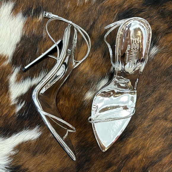Revolve Shoes Revolve Femme La The Andx Sandal In Liquid Metal